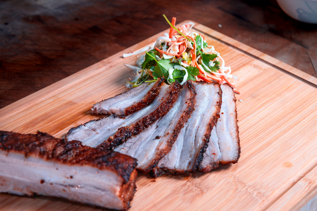 Receta Kamado | Tocino a fuego lento | Ensalada de repollo